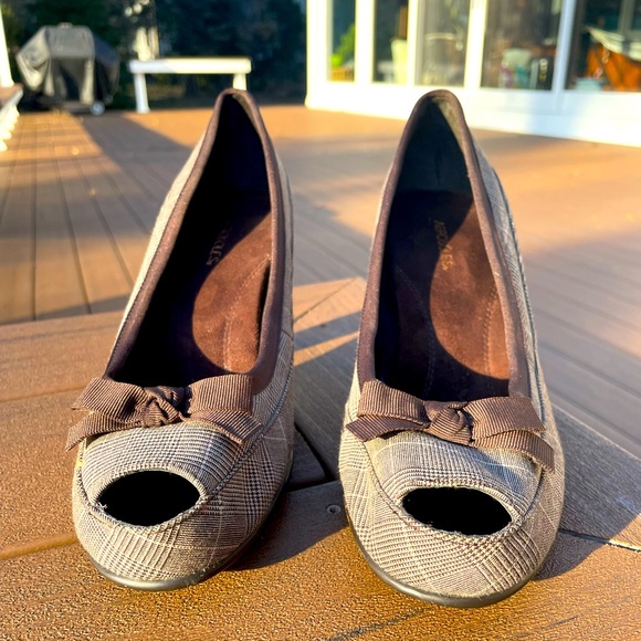 Shoes | Aerosole Peeptoed Vintageinspired 2 12 Inch Heels Never Worn ...